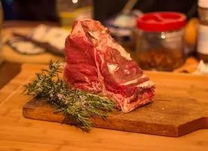 Omas geschmorte Hochrippe mit Rotweinsoße | Omas Rezepte